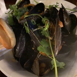 AMA RAW BAR - WEST VILLAGE - 142 Photos & 66 Reviews - 39 Downing St ...
