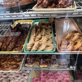 FOX’S DONUT DEN - Updated November 2025 - 273 Photos & 356 Reviews ...