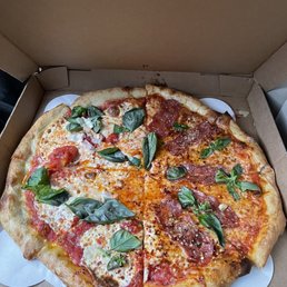 ZAZAS PIZZERIA - 184 Photos & 148 Reviews - 3037 N Clark St, Chicago ...