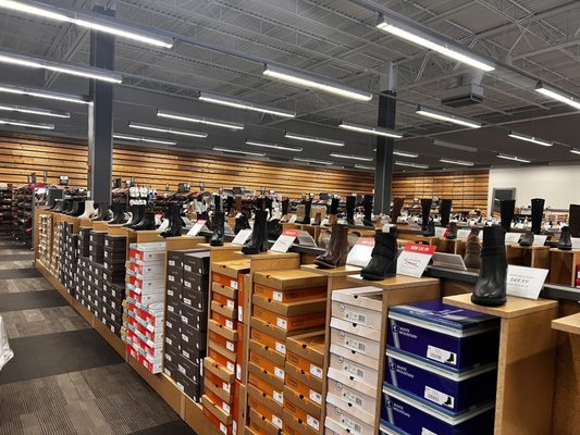 DSW DESIGNER SHOE WAREHOUSE - Updated July 2025 - 18 Photos - 4 South ...
