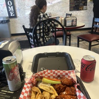 WING IT - Updated October 2025 - 69 Photos & 42 Reviews - 860 N Rainbow ...