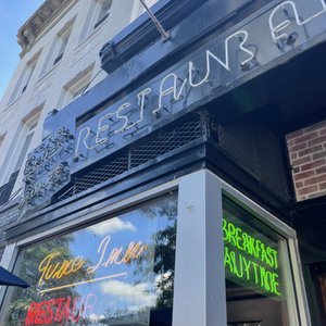 TUNE INN - 300 Photos & 509 Reviews - 331 Pennsylvania Ave SE ...