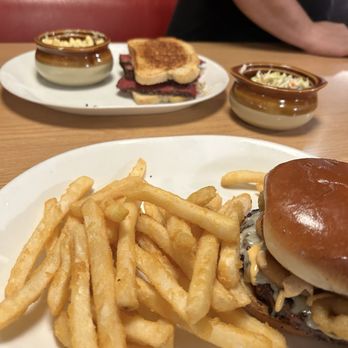 SWING INN CAFE & BBQ - Updated December 2024 - 1373 Photos & 1558 ...