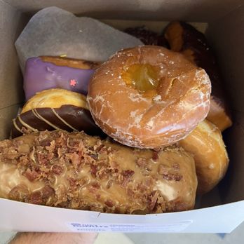 DEE’S DONUTS - Updated October 2025 - 417 Photos & 550 Reviews - 6401 N ...