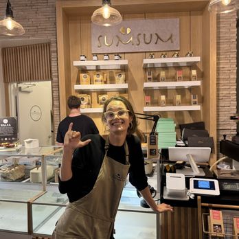 SUMSUM - Updated June 2024 - 39 Photos & 25 Reviews - 2113 Kalakaua Ave ...