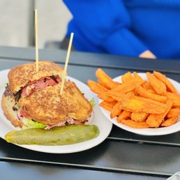 HAPPY BURGER DINER - Updated January 2025 - 585 Photos & 726 Reviews ...