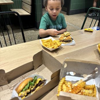 SHAKE SHACK THE TERMINAL - Updated July 2024 - 60 Photos & 21 Reviews ...