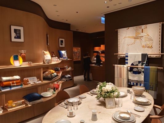 HERMÈS - Updated May 2026 - 89 Photos & 88 Reviews - 25 E Oak St ...