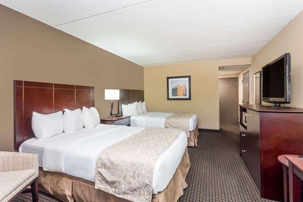 RAMADA PLAZA BY WYNDHAM GREEN BAY - Updated July 2025 - 32 Photos & 30 ...