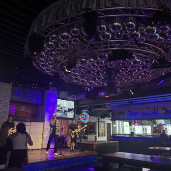 LAINEY WILSON’S BELL BOTTOMS UP - Updated December 2025 - 207 Photos ...