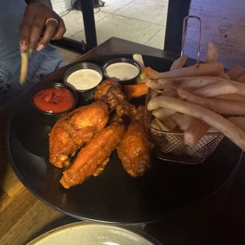 LEGENDS SPORTS BAR & LOUNGE - Updated April 2026 - 82 Photos & 72 ...
