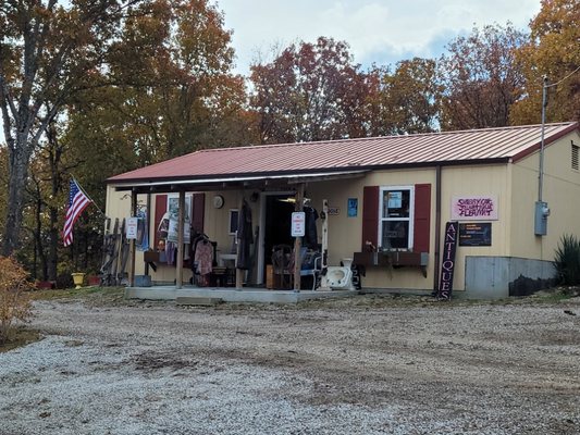 SHABBY CHIC AND JUNKTIQUE - Updated April 2025 - 22068 US Highway 160 ...
