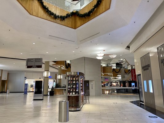 HOLYOKE MALL AT INGLESIDE - Updated December 2024 - 370 Photos & 81 ...