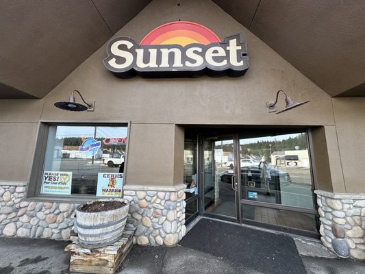 SUNSET CAFE & LOOSE WOLF SALOON Cle Elum, WA - Updated November 2024 ...