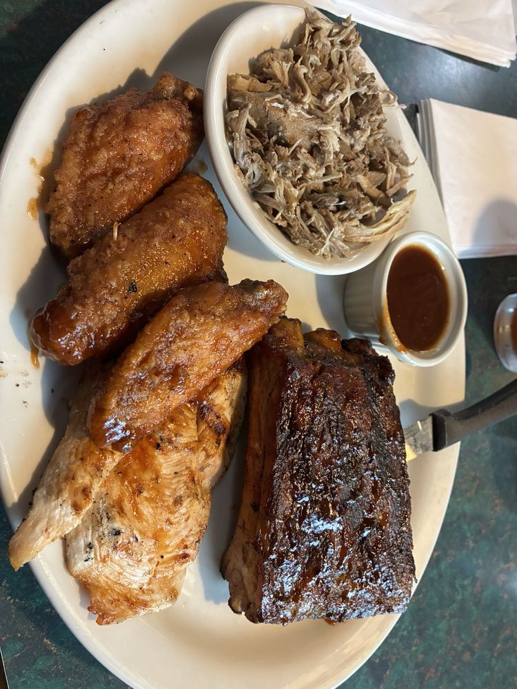 MANOR GRILLE - Updated October 2025 - 200 Main St, Irwin, Pennsylvania ...