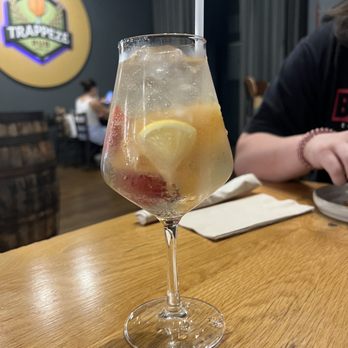 TRAPPEZE PUB - Updated January 2025 - 290 Photos & 557 Reviews - 269 N ...