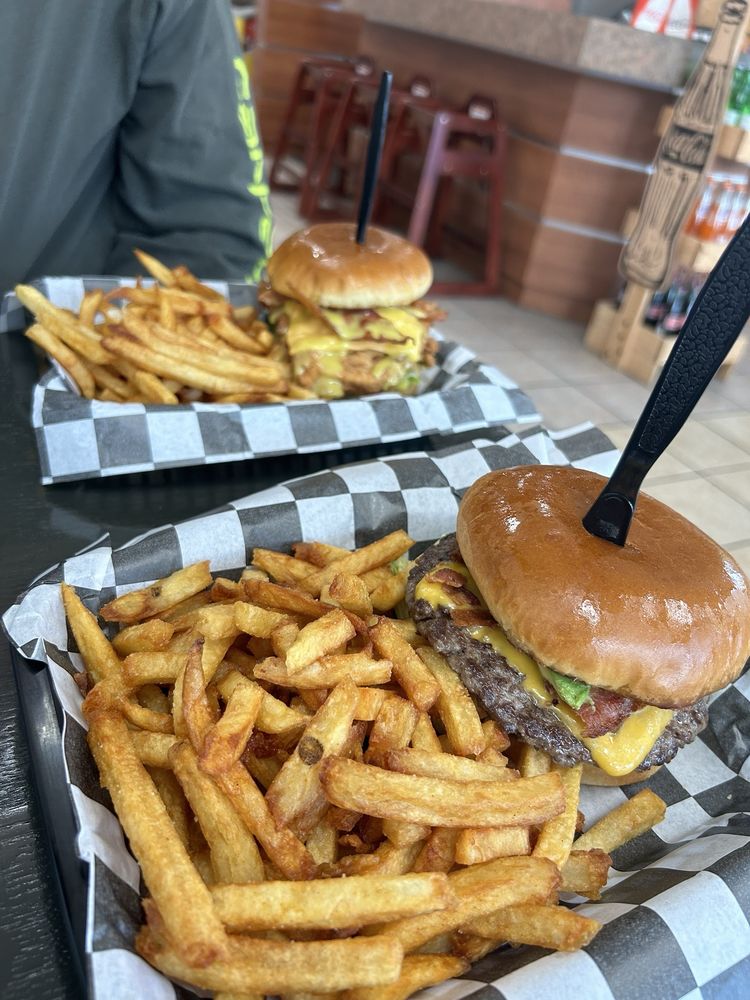 TWISTED BURGER - Updated May 2025 - 11 Reviews - 7233 State Park Rd ...