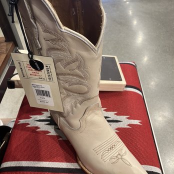 BOOT BARN - Updated November 2025 - 39 Photos - 3655 Fishinger Blvd ...