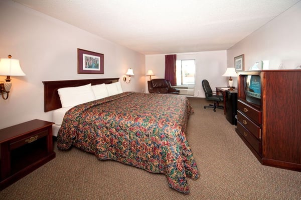 GUESTHOUSE INN - Updated August 2025 - 13 Reviews - 3600 Grinnell Ave ...