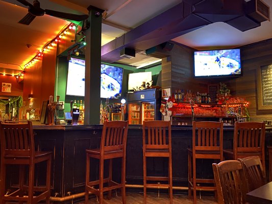 LOONS RESTAURANT & PUB - Updated December 2025 - 58 Photos & 47 Reviews ...