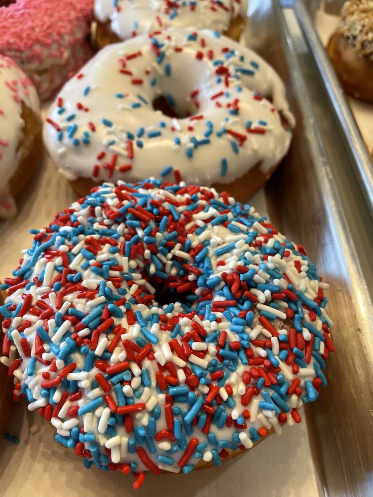 BLUE MOUNTAIN DONUT COMPANY - Updated April 2025 - 32 Photos - 102 W ...