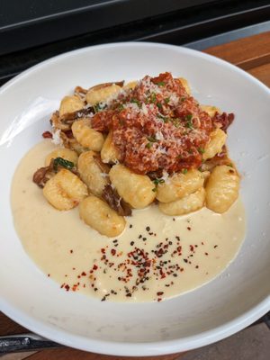 LOCKE BAR & RESTAURANT - 6 Broad Canal Way, Cambridge, Massachusetts ...