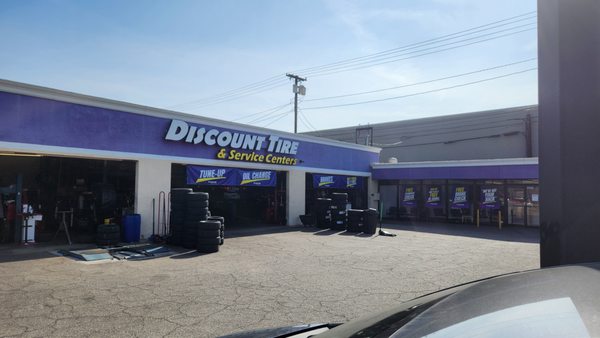 DISCOUNT TIRE & SERVICE CENTERS - Updated January 2026 - 84 Photos ...