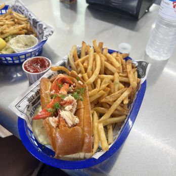 ROXY & JO’S SEAFOOD GRILL & OYSTER BAR - Updated October 2024 - 182 ...