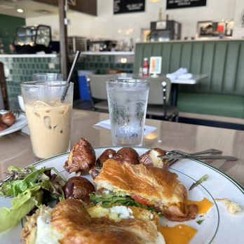 DILLY DINER - Updated July 2024 - 817 Photos & 595 Reviews - 402 E 2nd ...