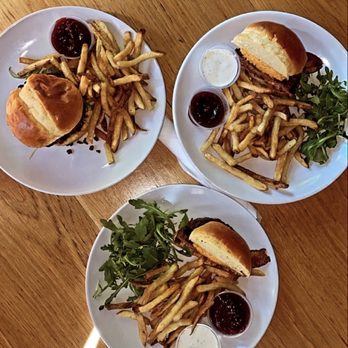 TRAPPEZE PUB - Updated May 2024 - 270 Photos & 516 Reviews - 269 N Hull ...