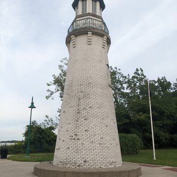 POINT PLACE LIGHTHOUSE - Updated October 2025 - Bay View Park, Toledo ...