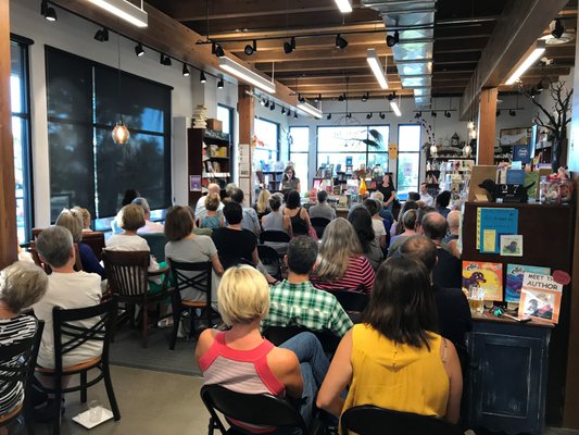 ROUNDABOUT BOOKS - 44 Photos & 27 Reviews - 900 NW Mt Washington Dr ...