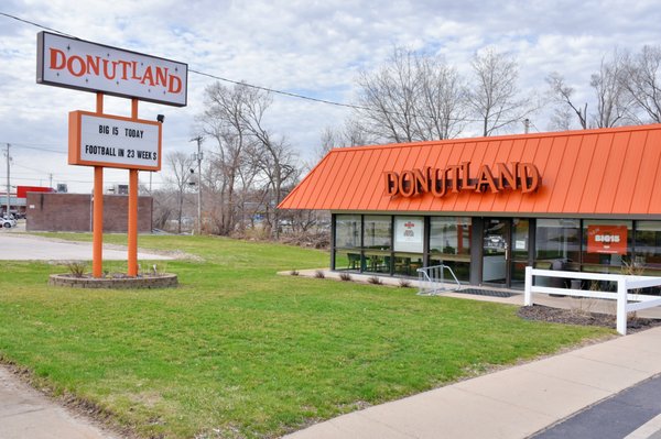 DONUTLAND - 36 Photos & 81 Reviews - 4307 Center Point Rd NE, Cedar ...