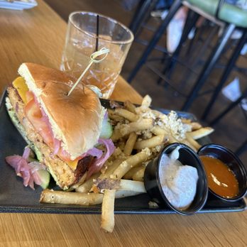 TRAPPEZE PUB - Updated October 2025 - 301 Photos & 572 Reviews - 269 N ...