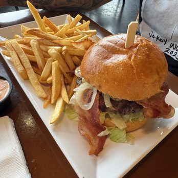 BOB’S BURGERS & BREW - Updated November 2025 - 160 Photos - 344 Reviews - 1611 SE Everett Mall ...