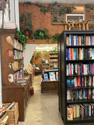 ARVIDA BOOK CO - 89 Photos & 77 Reviews - Used Bookstore - 115 W Main ...