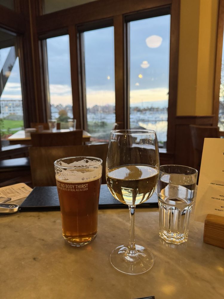 SPINNAKERS BREWPUB - Updated January 2026 - 125 Photos & 243 Reviews ...