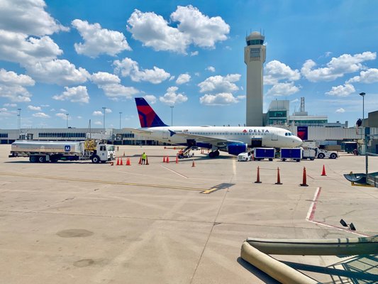 DELTA AIR LINES - 33 Photos & 27 Reviews - 5300 Riverside Dr, Cleveland ...