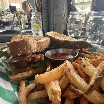 OLDE DOMINION TAVERN - Updated January 2026 - 77 Photos & 65 Reviews ...