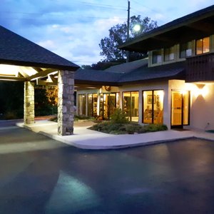 HIGHLAND MANOR INN & CONFERENCE CENTER - 55 Photos - 7766 E Lamar ...