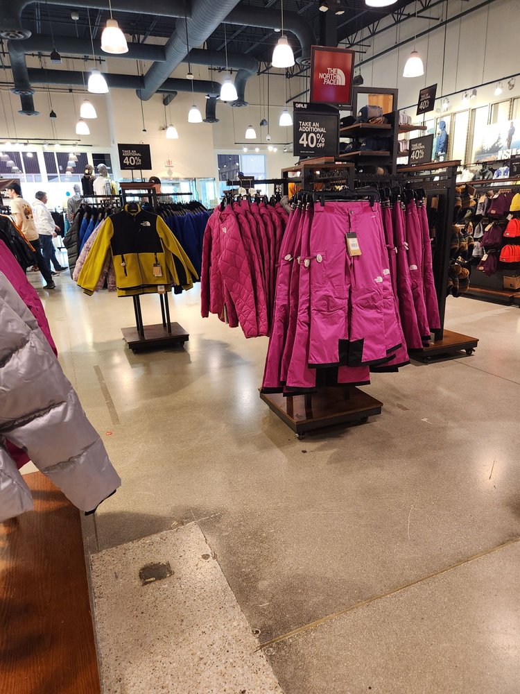 THE NORTH FACE NEBRASKA CROSSING OUTLET - Updated March 2025 - 21311 ...