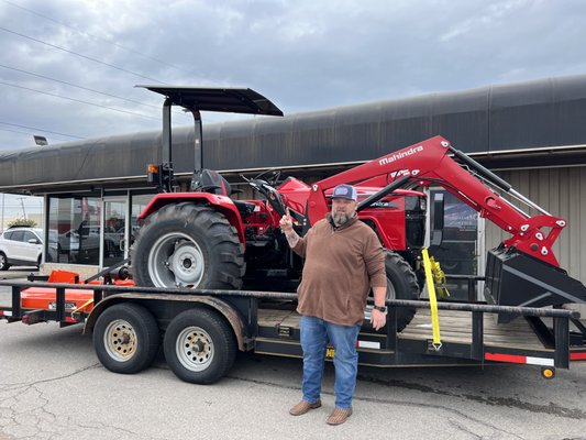 405 TRACTOR - Updated October 2025 - 153 Photos - 6700 N I-35 ...