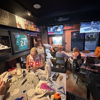 GRAILS MIAMI - RESTAURANT & SPORTS BAR - Updated May 2025 - 1402 Photos ...