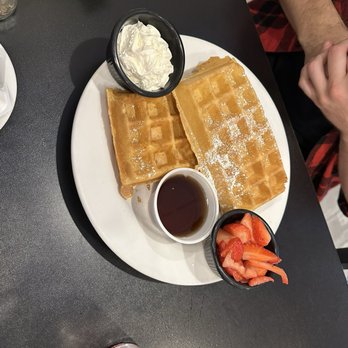 MAPLE LEAF DINER - Updated February 2025 - 5032 Photos & 3817 Reviews ...