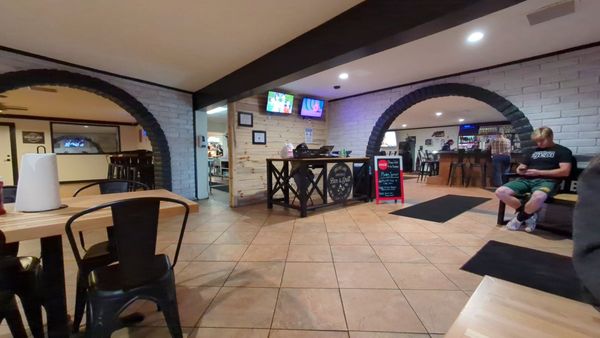 SNOWFLAKE SMOKEHOUSE BAR AND GRILL - Updated October 2025 - 17 Photos ...