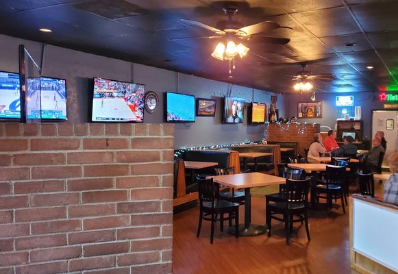 SPECTATORS SPORTS BAR & GRILL - Updated January 2026 - 72 Photos & 104 ...