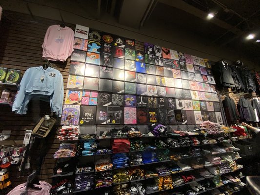 HOT TOPIC - 29 Photos & 53 Reviews - 264 Sun Valley Mall, Concord ...