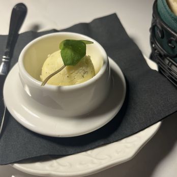 THE GUISINGER - Updated November 2025 - 32 Photos - 1 E Mountain St ...