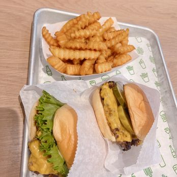 SHAKE SHACK BELLEVUE SQUARE - Updated December 2025 - 120 Photos & 55 ...