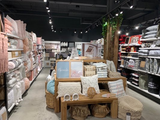 BOUCLAIR - Updated December 2025 - 12 Photos - 1040 Rue Wellington ...